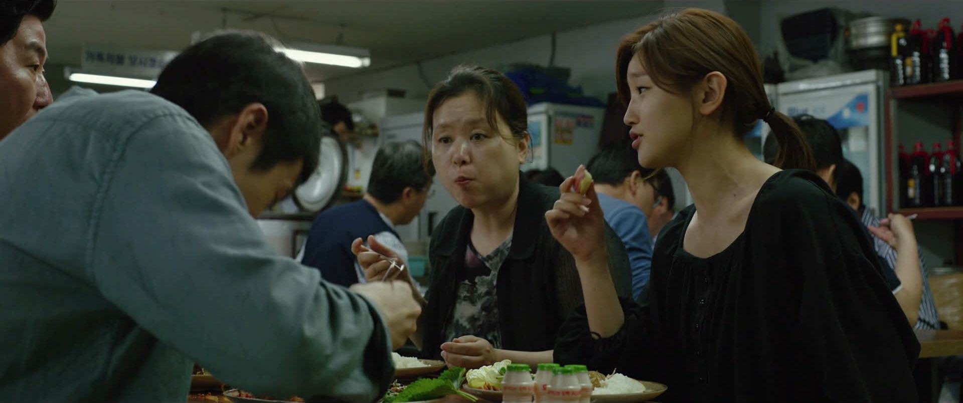 "cafeteria" in Parasite (2019) stills and screengrabs | SHOT.CAFE
